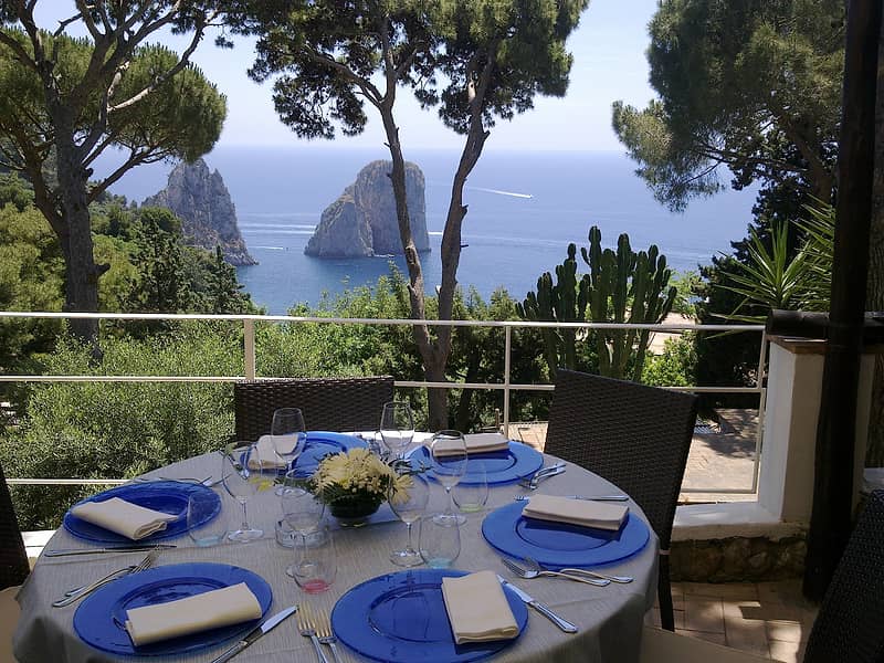 Restaurant Il Geranio on Capri: Fine food and a view ... of the Faraglioni!