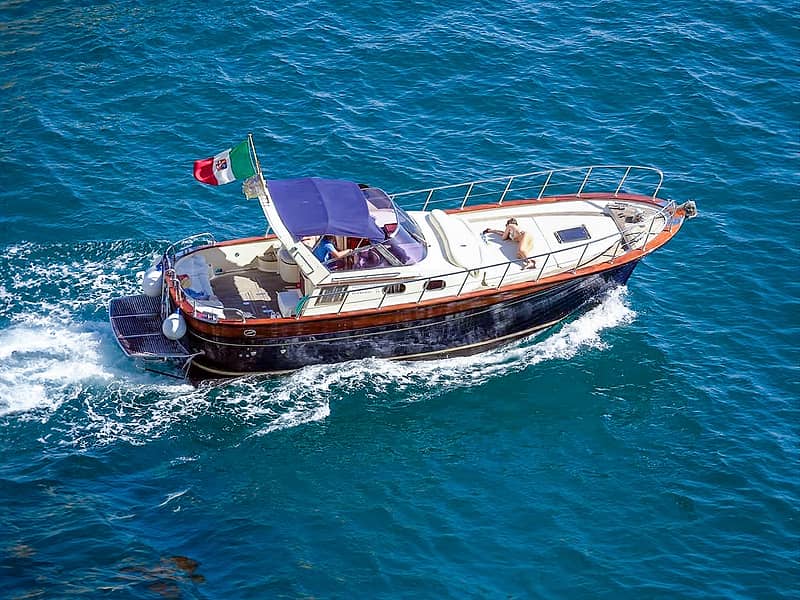 Tour in barca su gozzo Aprea Mare 32 2025 - Capri Whales